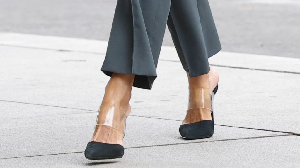 Queen Letizia's gray suit: The ideal office look