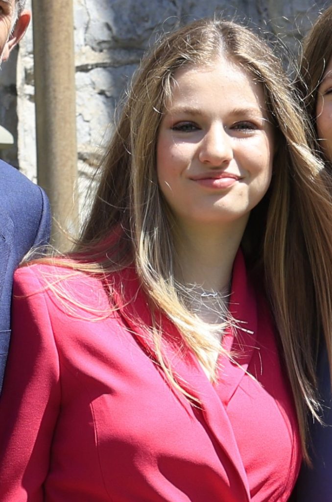 PHOTOS and VIDEO of Princess Leonor's graduation in Wales