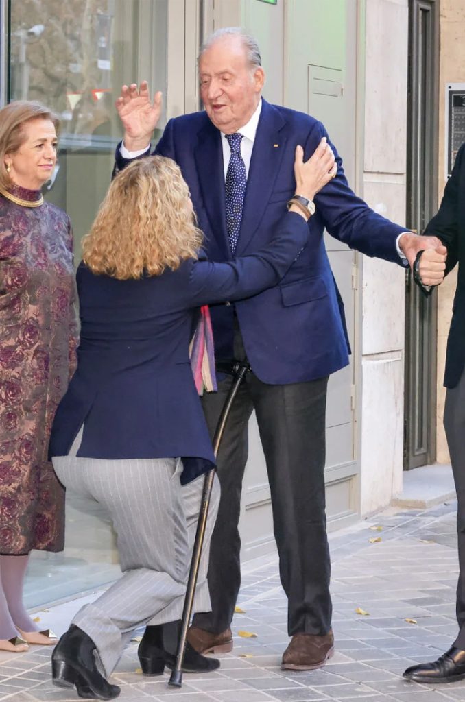 The curious gesture between Infanta Elena and King Juan Carlos