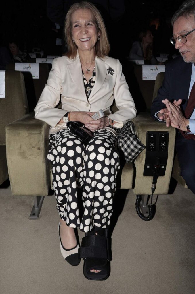 PHOTOS: What happened to Infanta Elena's leg?