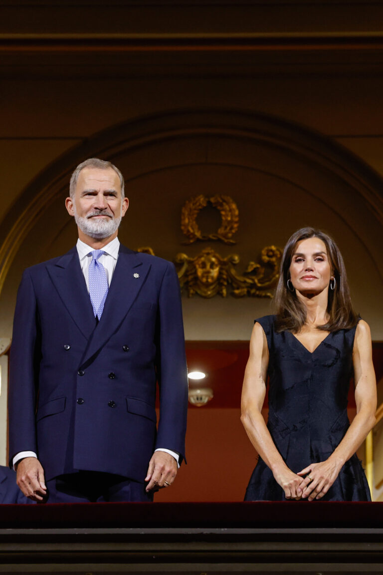 King Felipe and Queen Letizia at the theater : The gesture of love they ...