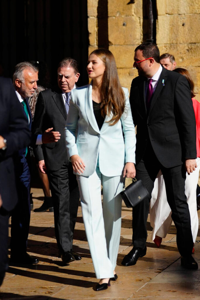 Princess Leonor's style in Oviedo: Blue Suit and Black Accessories