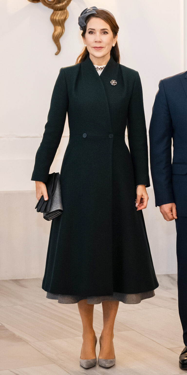 Royal Fashion: Queen Mary in a Green Coat by The Fold