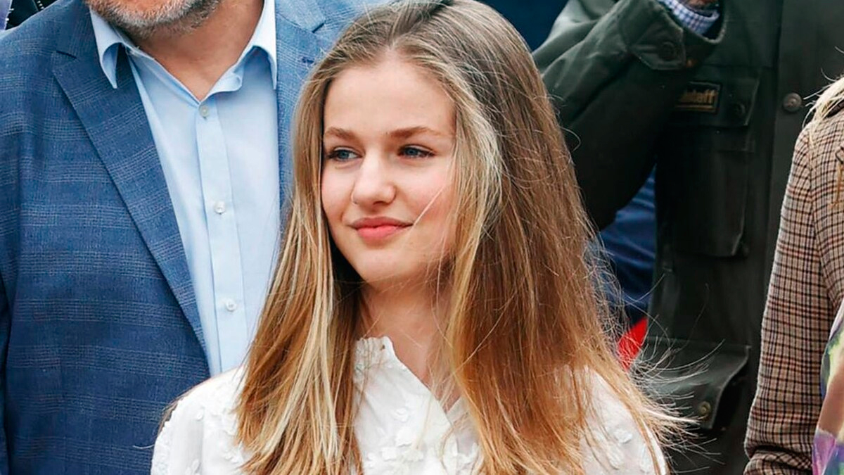 Princess Leonor's bodyguards at the Baile del Ciento