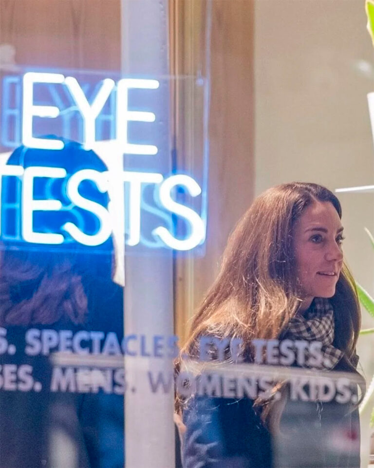 Kate Middleton Shopping for Glasses in Notting Hill